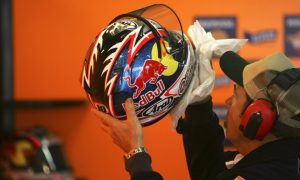 How to Clean a Motorcycle Helmet? [Cleaning Process Guide ...